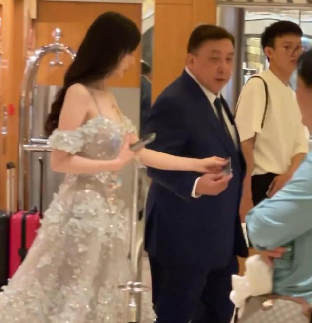 Wang Jing and the long-haired beauty went in and out of the hotel ...