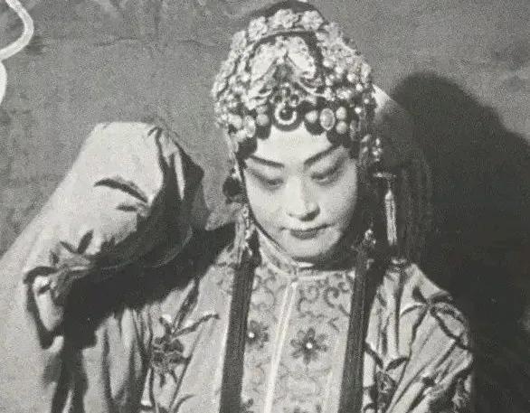 The rain does not stop all night, and I sing all night!Cheng Yanqiu ...