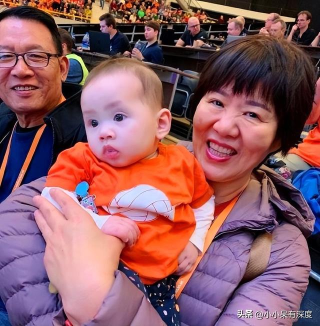 Li Yan, coach of Iron Maiden, is Lang Ping on the ice rink. She is a ...