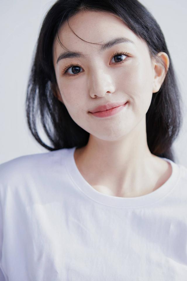 Newcomer actor Lu Menglin's fresh photo reveals the innocent girl with a dream to move forward ...