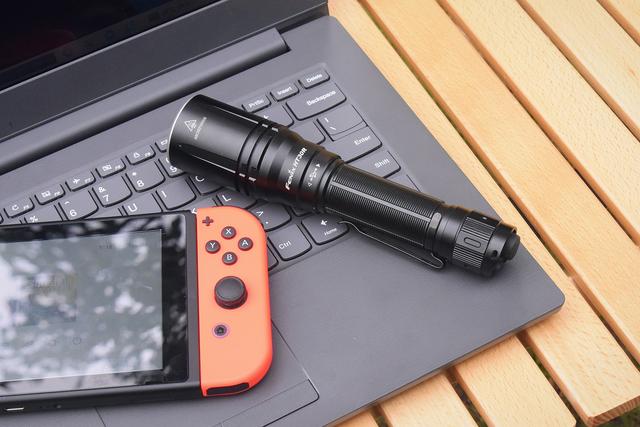 Holding the Cloud Piercing Sword in hand, the heaven and the earth are ...