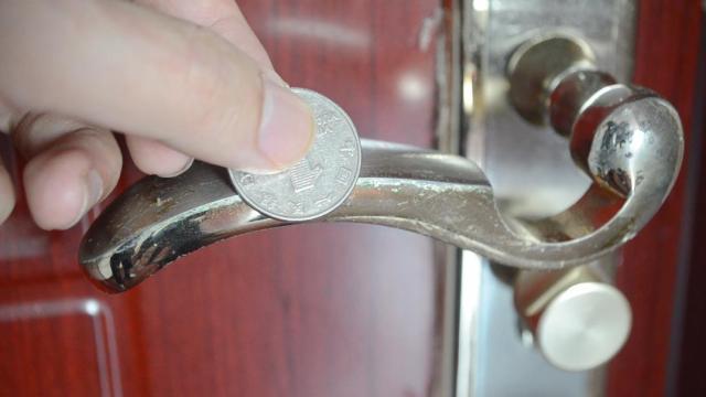 Before going out, remember to touch the doorknob with a "coin ...