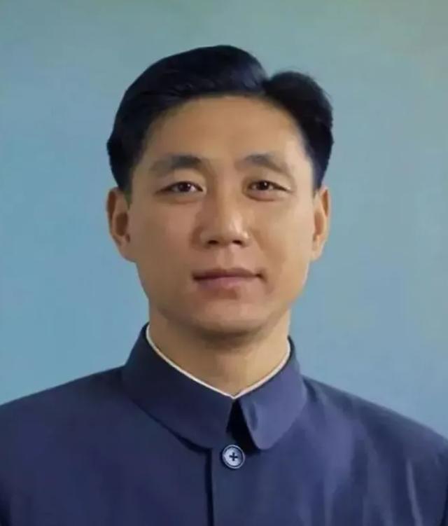 In 1976, when arresting Wang Hongwen, he pounced on Ye Jianying, trying ...