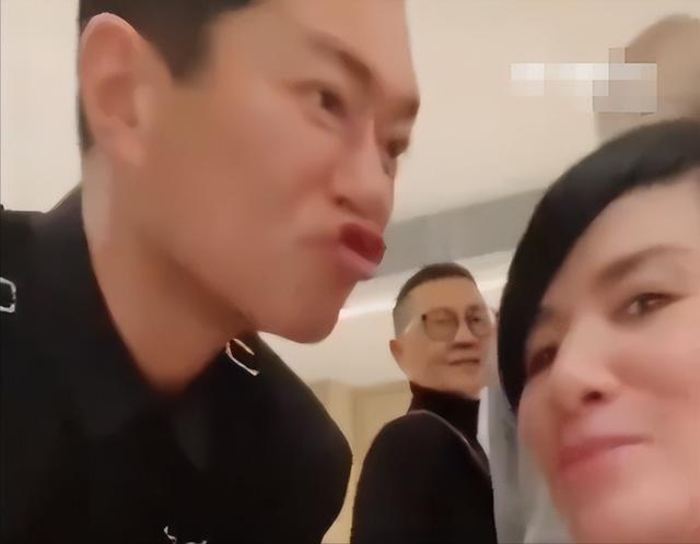 Gu Tianle celebrates his 52nd birthday!Pout and kiss Wu Junru, who has ...