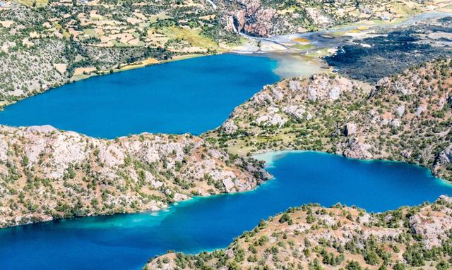 The same lake in Tibet has three colors, making it the most mysterious ...