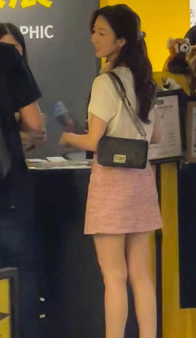 He Yiting and the mysterious man watched the art exhibition intimately ...