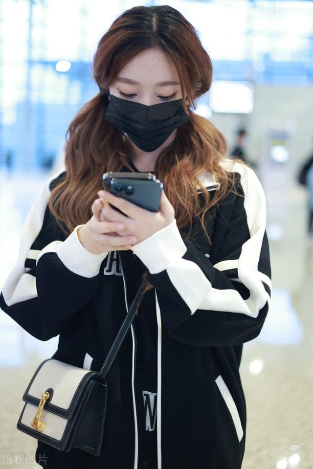 Zhang Zining's playful and cute - iNEWS