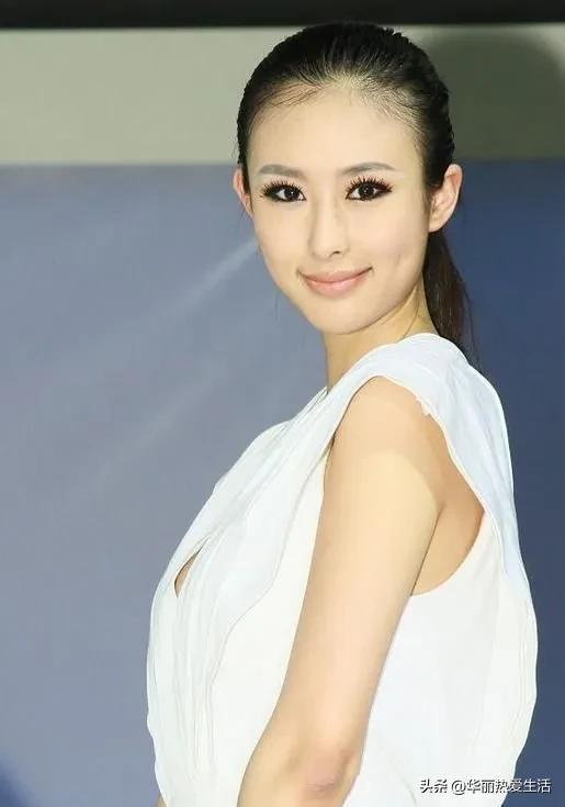Zhai Ling (Beast Beast) has fair skin, beautiful appearance and long ...