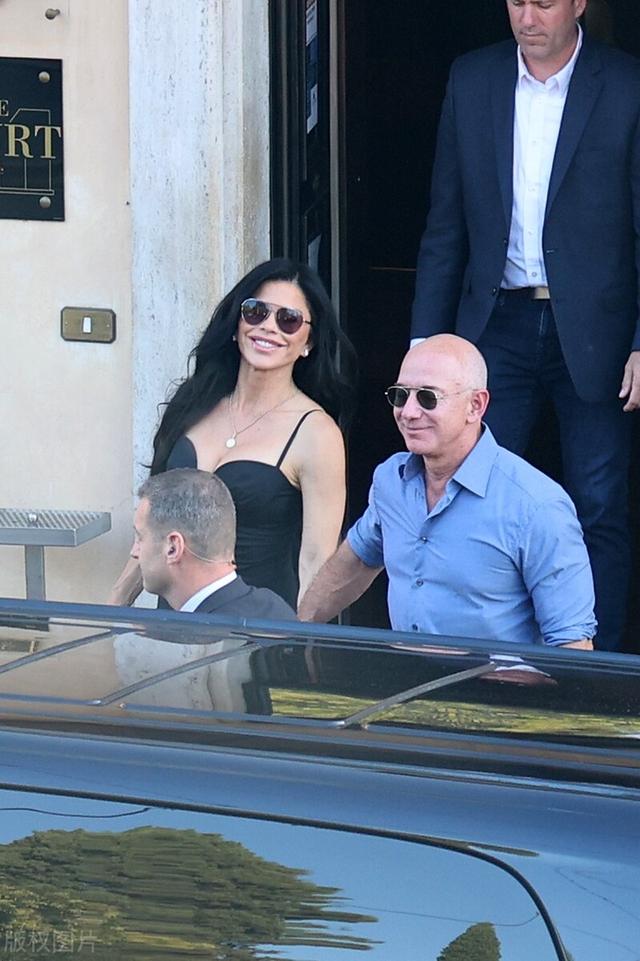 Amazon founder Jeff Bezos and 52-year-old girlfriend have fun in Italy ...