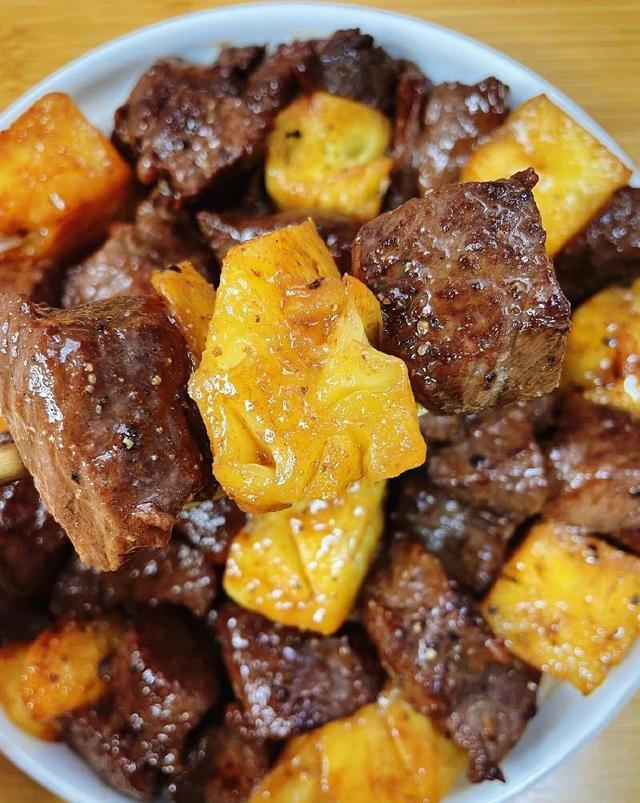Teach you to make fried beef with pineapple, sweet and sour appetizing ...