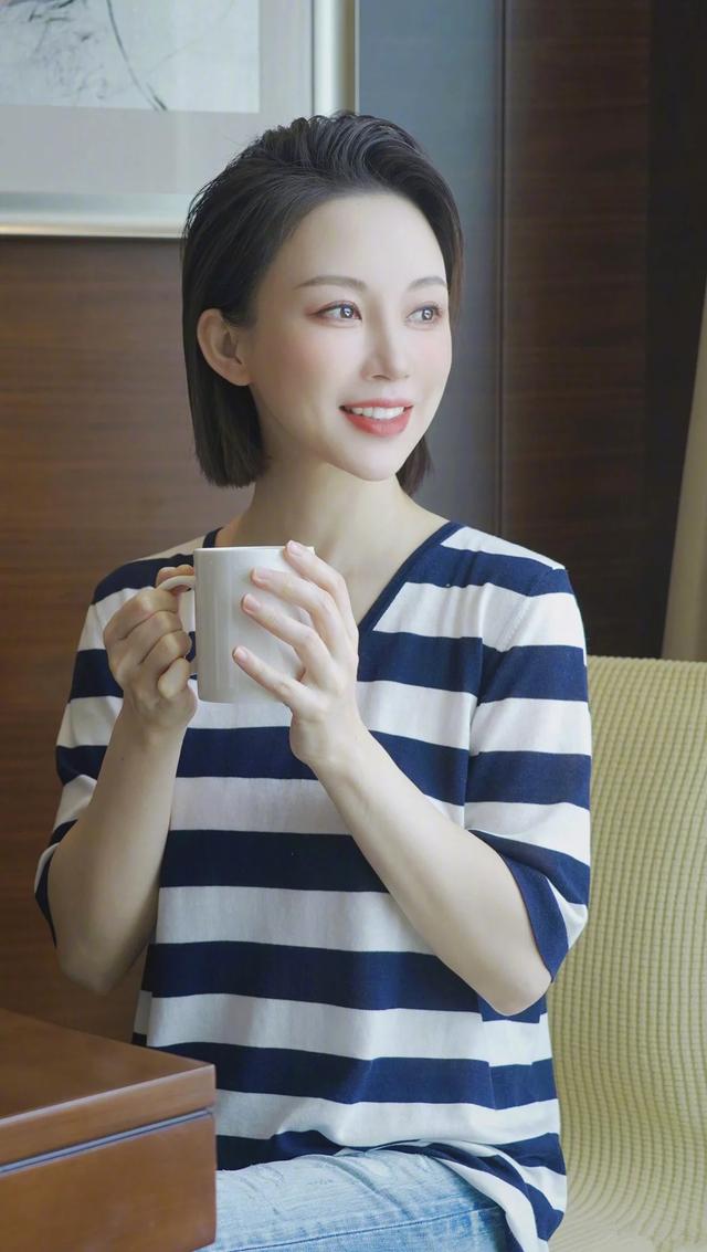 Pan Xiaoting takes a selfie, and her facial features are exquisite and ...