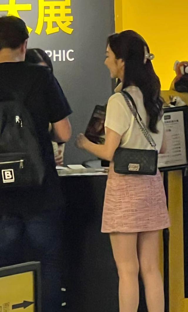 He Yiting and the mysterious man watched the art exhibition intimately ...