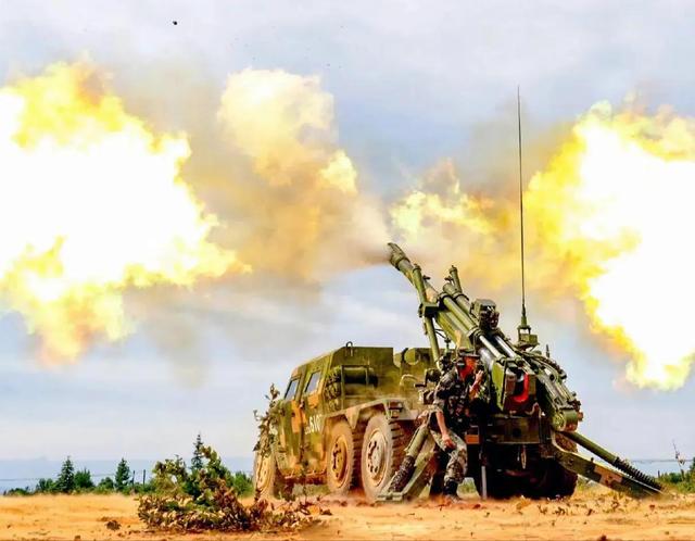 Crazy! 3000 Russian tanks fight! 5,000 tons of ammunition in a single ...