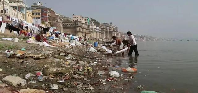 How dirty is the water in the Ganges River in India? Why do Indians ...