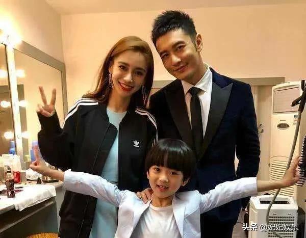 Huang Xiaoming took his son to play, and the little sponge rode on his ...
