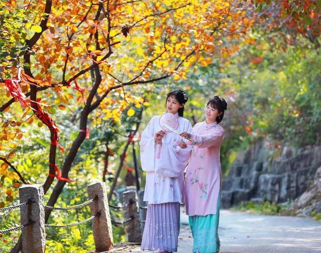 Wei language poems Red leaves and yellow flowers are strong in autumn ...