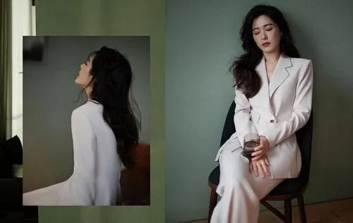 The appearance of Zeng Li lying on the rocky beach in black is really ...