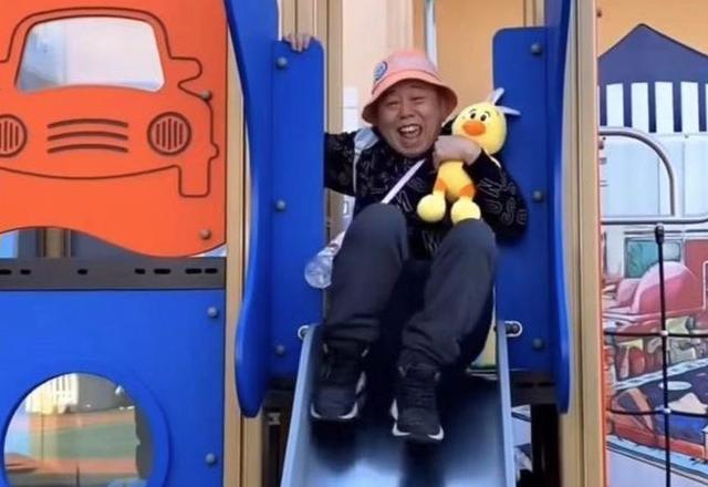 65-year-old Pan Changjiang appeared in an amusement park, carrying a schoolbag and learning ...