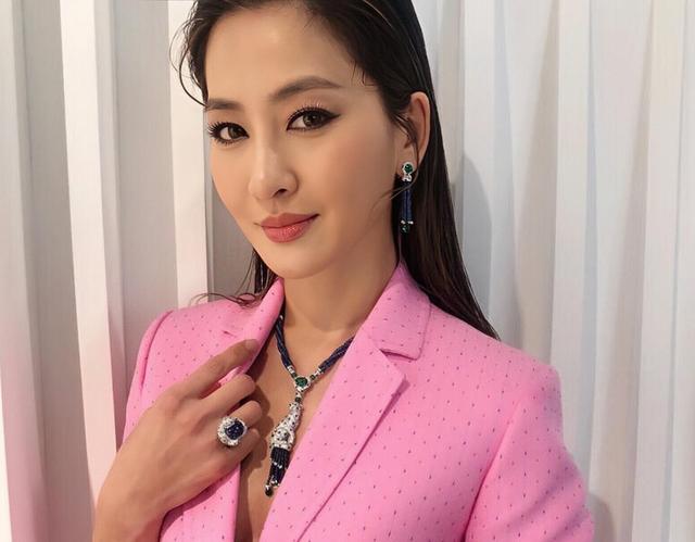 A well-known Hong Kong model broke the news that her foreign husband ...