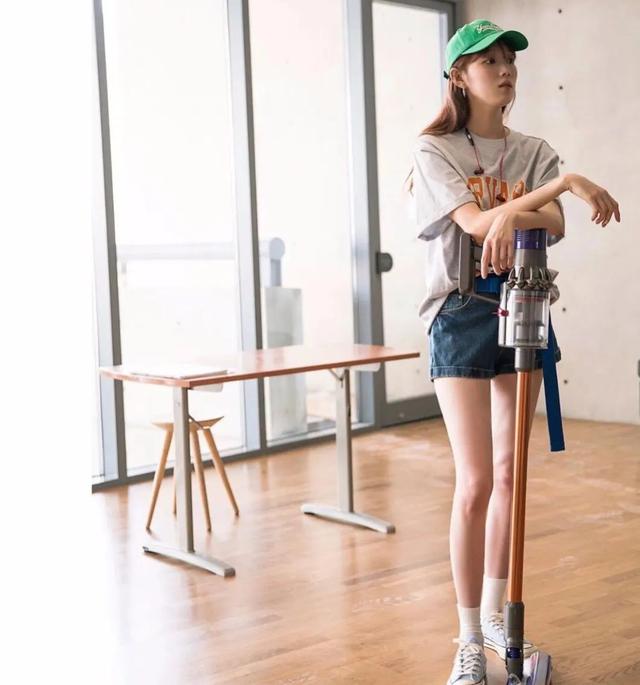 What is it like to have long legs?Netizen: With this leg, I can be ...