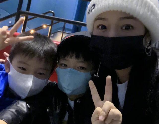 Michelle Chen and Ying Er take their baby to Universal Studios, their son's frontal photo is ...