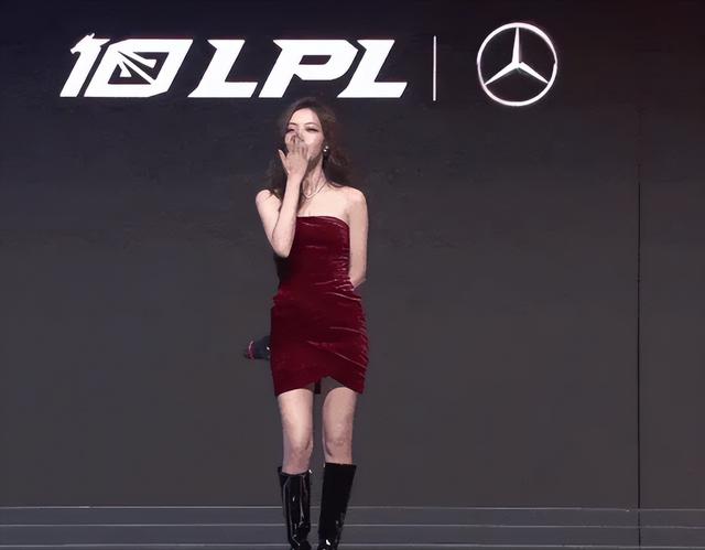 How introverted is the LPL host? Liu Hang sprinkled magnesium powder and detonated the audience ...