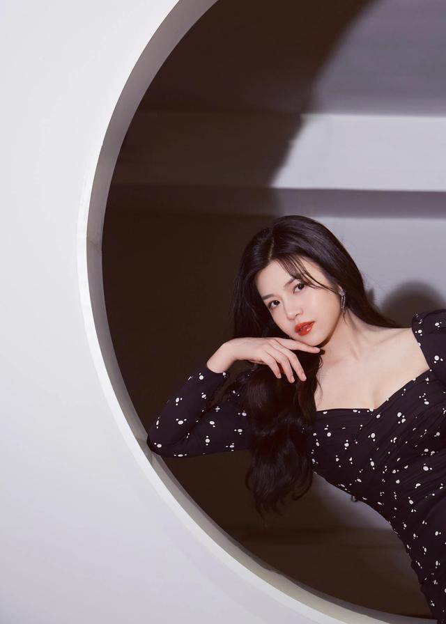 Chen Yanxi and his wife show affection and sweet interaction - iNEWS