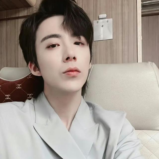 Liu Yuning was revealed to have been married. During his live broadcast ...