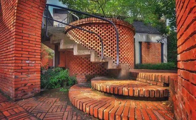 Why are the "red bricks" in the countryside missing? Why is it not ...