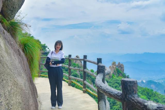Pen-painted flower terrace, outlines great mountains and rivers - iNEWS