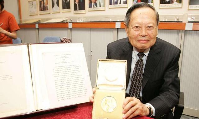 Yang Zhenning is 101 years old, but his body is surprisingly strong ...