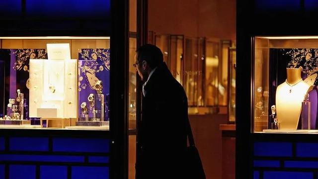 'Weak pound' brings turnaround for UK luxury goods merchants - iNEWS