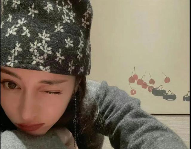 Dilireba's latest selfie wink photo, the famous wink is coming, bad~ It ...