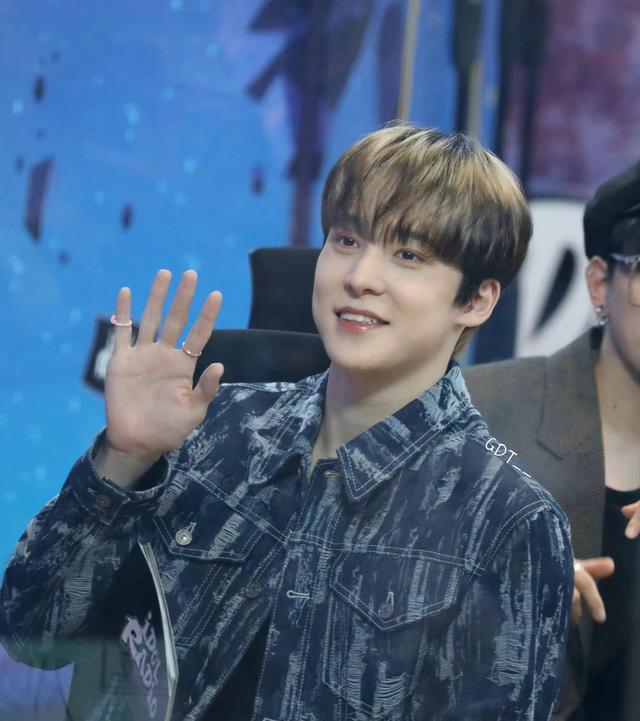 Male idol Ding Runhao's relationship is suspected to be exposed!Walking ...