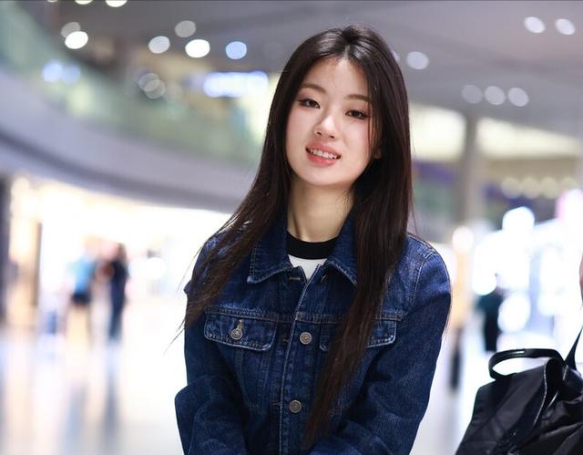 Shan Yichun departed from Shanghai Airport wearing a short denim jacket ...