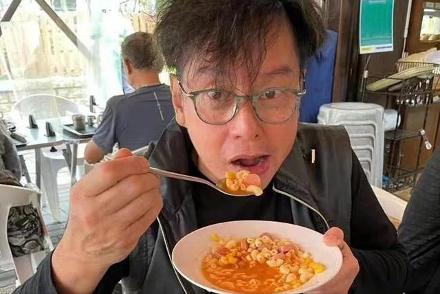 72-year-old Alan Tam, having breakfast on the roadside, his ex-wife is ...