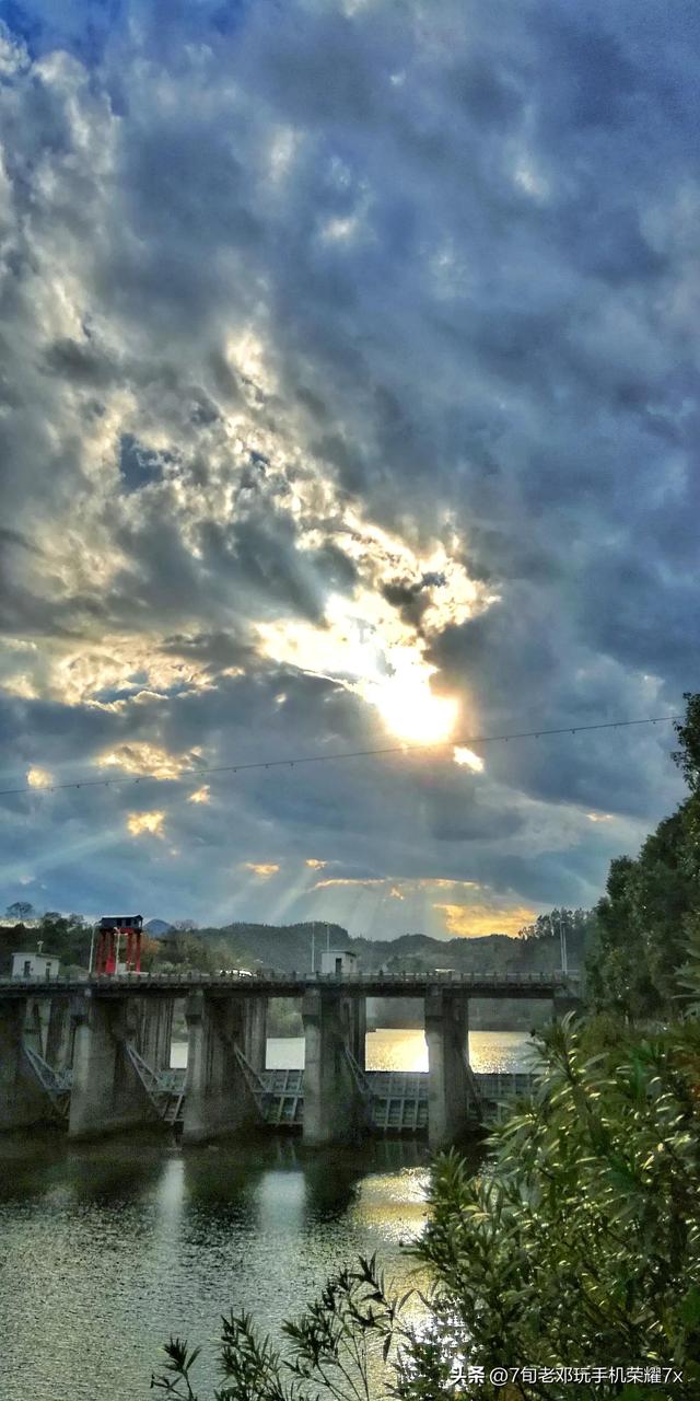 Stroll along the Hongjiang River - iNEWS