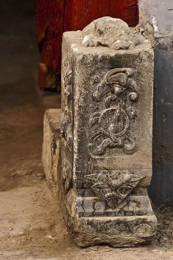 The shape and meaning of the gate pier in the courtyard of the ancient ...