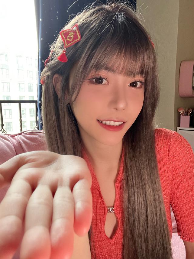 Zhou Shuyi tearfully announced the suspension of the broadcast ...