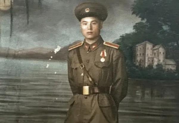 Look, is this a newly commissioned military cadet?What era is it?It's ...