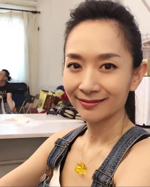 Host Wang Fang: Is her marriage really happy? - iNEWS