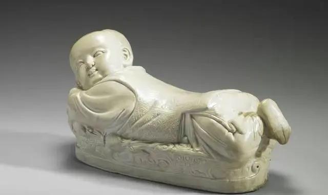 Enter the cultural relics, see the historical Ding kiln baby pillow ...