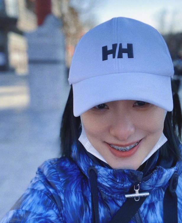 Olympic champion Liu Xuan takes a recent photo!Laughing out a mouthful ...