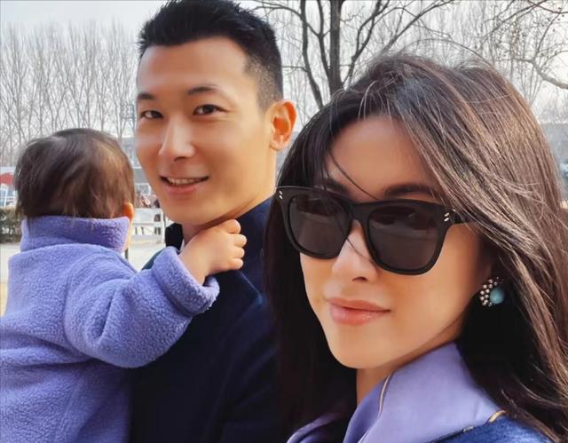Zhu Zhu and his wife took their baby to the racecourse to celebrate the ...