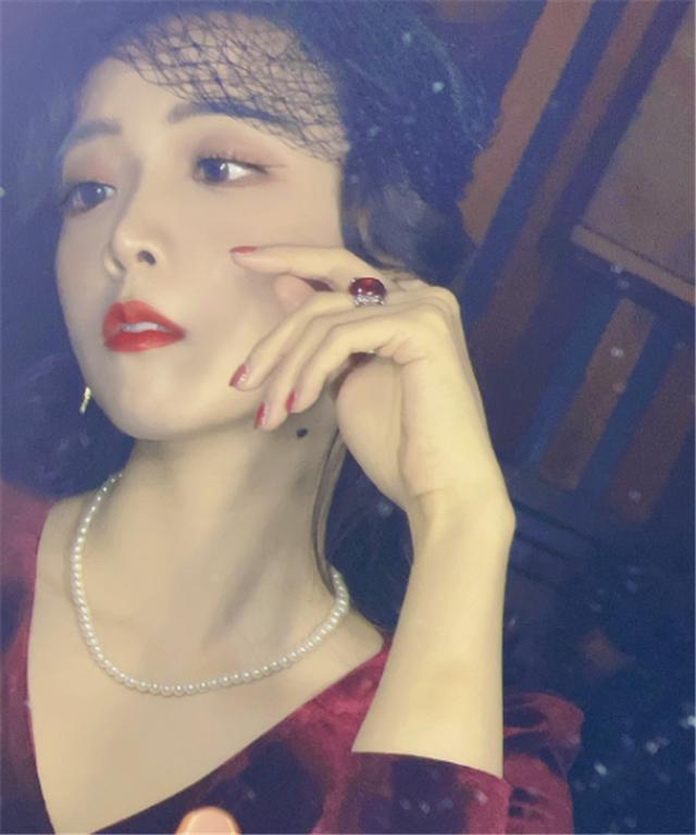 Yu Shuang had a "red rose" shape with a black mesh covering her face ...