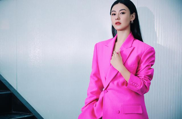 Cecilia Cheung's live broadcast is in perfect condition. The rose red ...