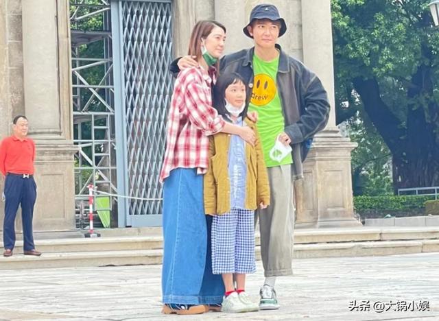 Zhang Danfeng travels to Macau with his wife and daughter. The whole ...