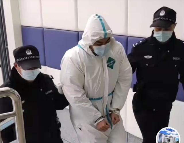 Male singer arrested for crime!He was escorted by two police officers ...