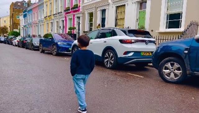 Jay Chou's 5-year-old walks on the street "with his head down and his ...