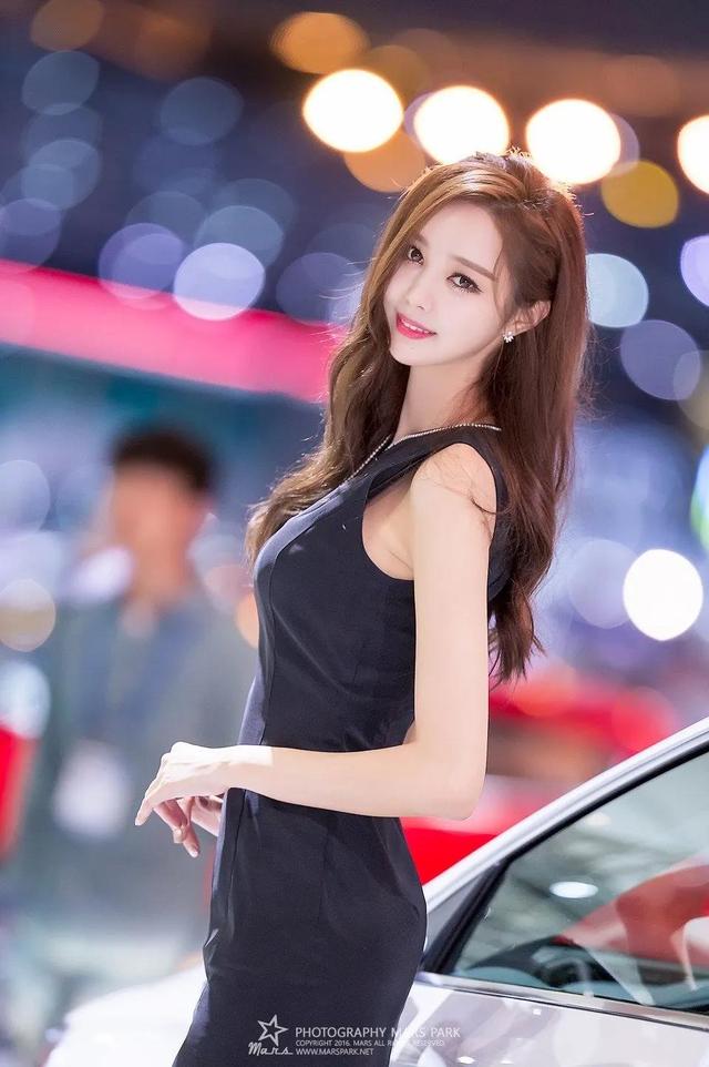Korean beauty car model Zheng Eun-hye has a charming smile at the auto ...